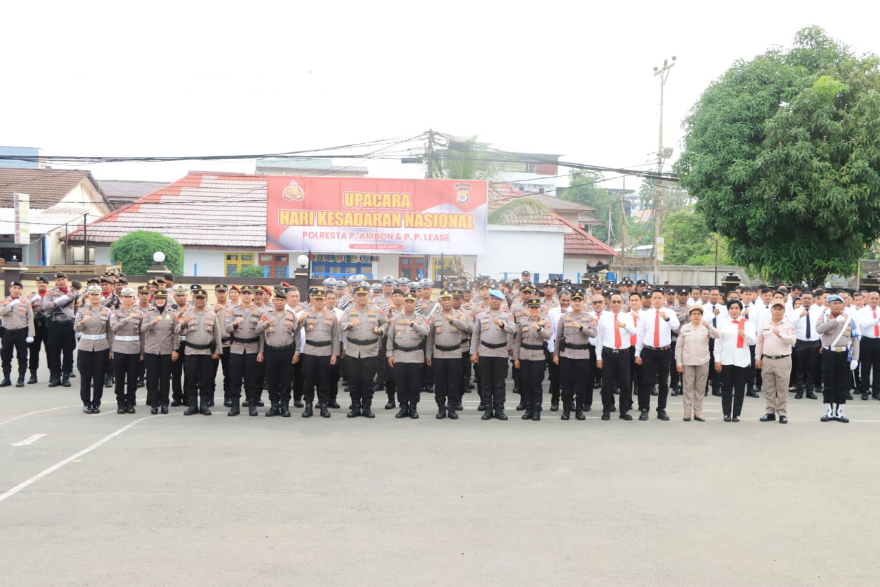 Polresta Ambon Gelar Upacara Hari Kesadaran Nasional, Beri Penghargaan kepada Personel Berprestasi